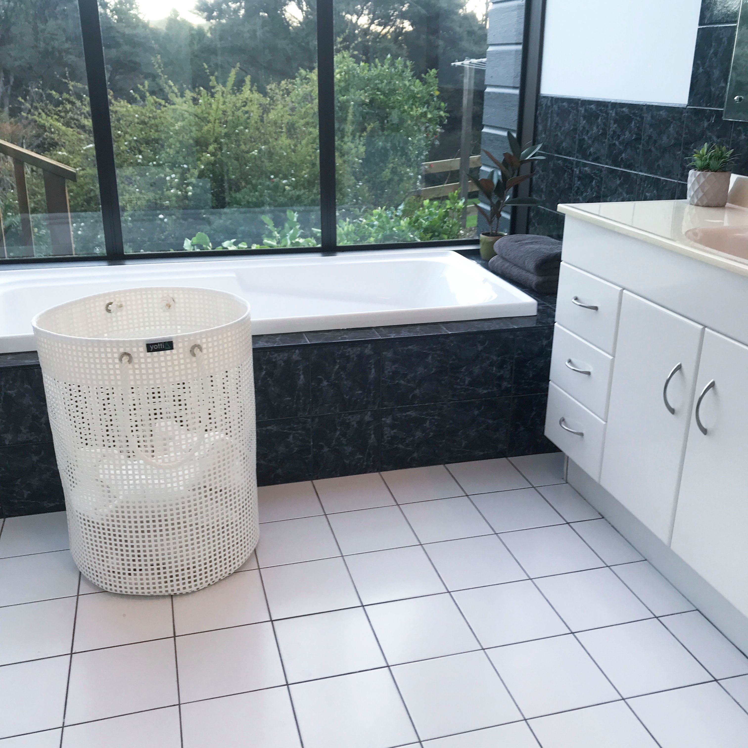 XL White Basket – Yotti